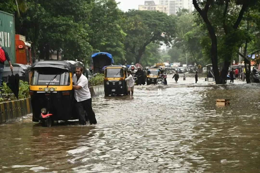 Mumbai Weather Alert: मुंबई में भारी बारिश से जलभराव, IMD ने जारी किया ...