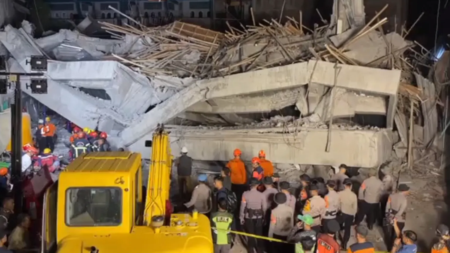 Indonesia School Collapse: इस्लामिक स्कूल में नमाज पढ़ रहे छात्रों पर ...