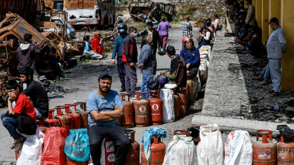 Nepal Fuel Price Hike: जंग की आग में तपा नेपाल, LPG सिलेंडर 296 रुपये ...