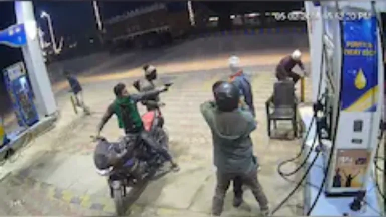 Shocking Petrol Pump Viral Video: पेट्रोल पंप पर मची 'लूट'! बाइक छोड़ ...