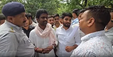 बीएचयू के बिरला छात्रावास की बाउंड्री वॉल तीन से बढ़ाकर नौ फीट करने पर ...