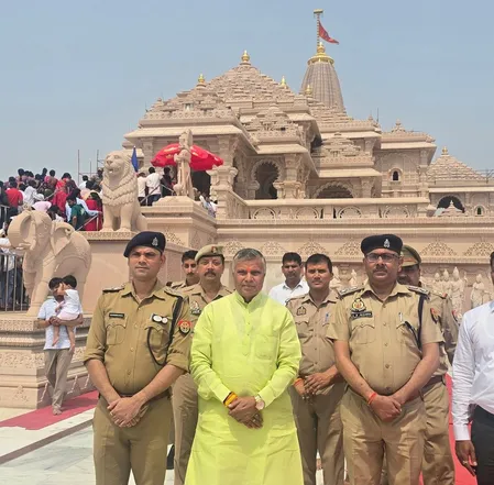 अयोध्या: मंत्री धर्मवीर प्रजापति और पूर्व सांसद लालू सिंह ने मंदिर में ...