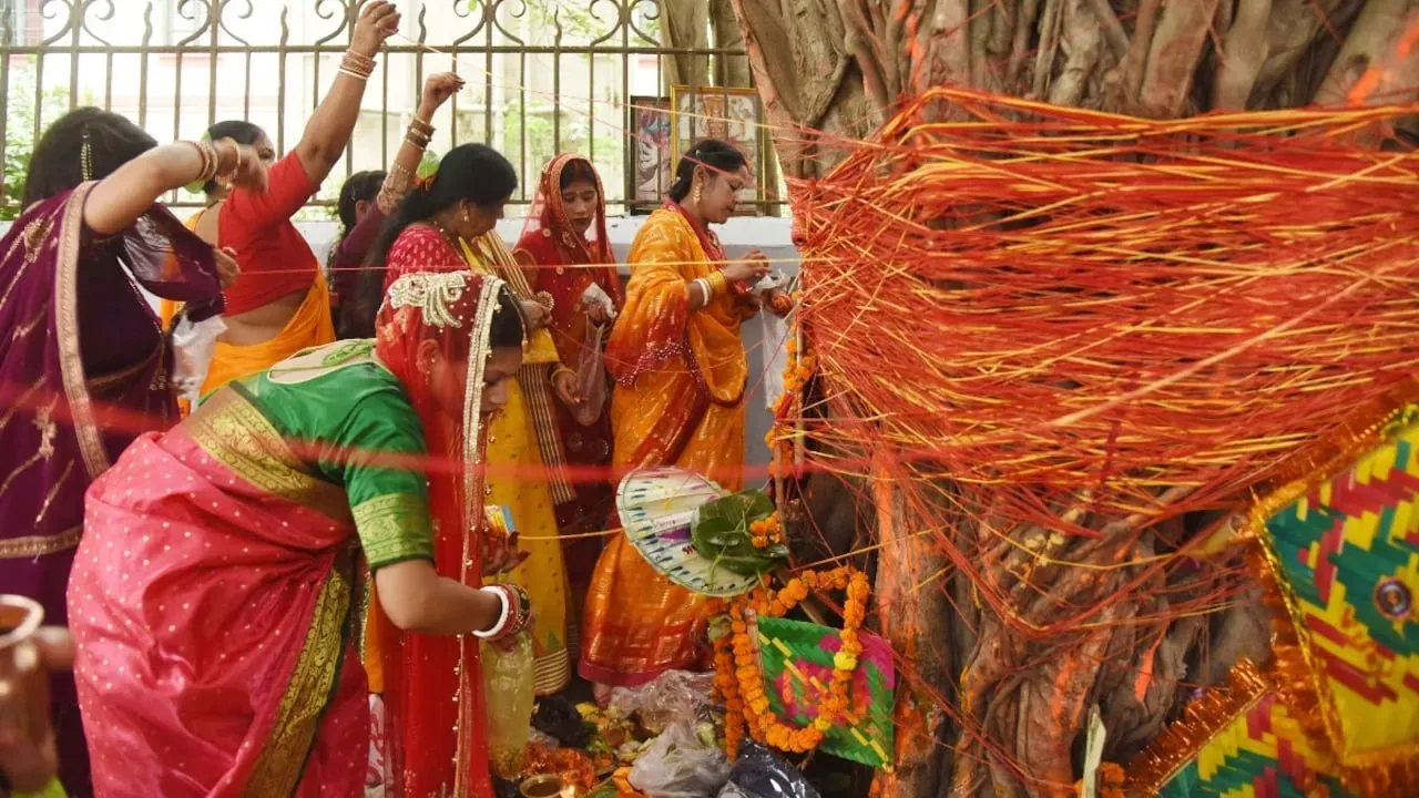 Vat Purnima Vrat 2026 Date: सुहागिनें इस दिन रखेंगी वट पूर्णिमा व्रत ...