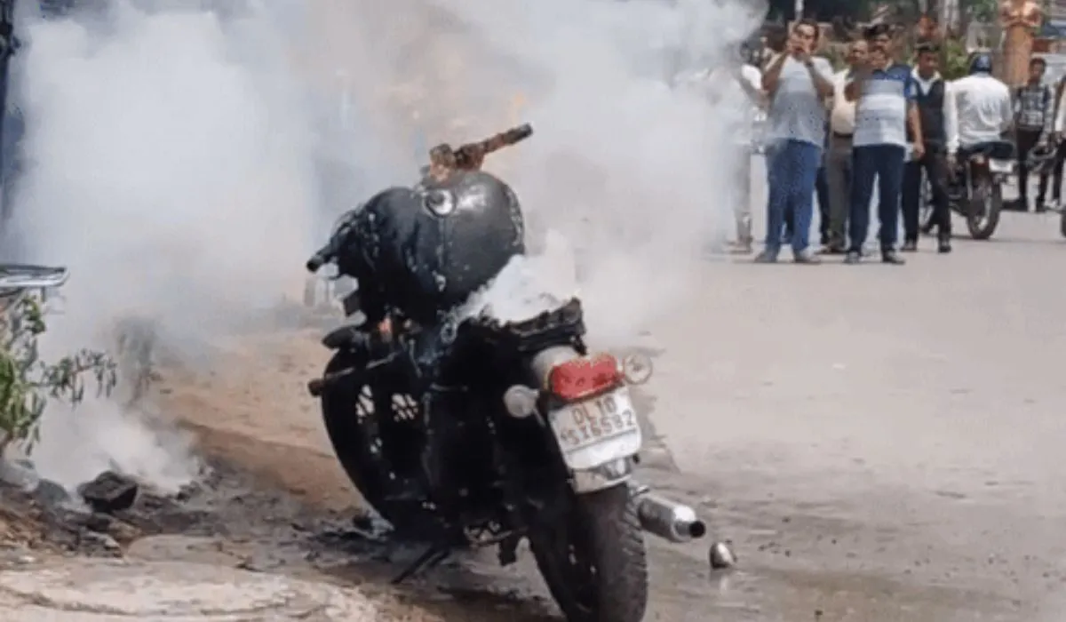 Gurugram Bullet Bike Fire: सड़क पर धू-धू कर जली Bullet, बाल-बाल बचा राइडर