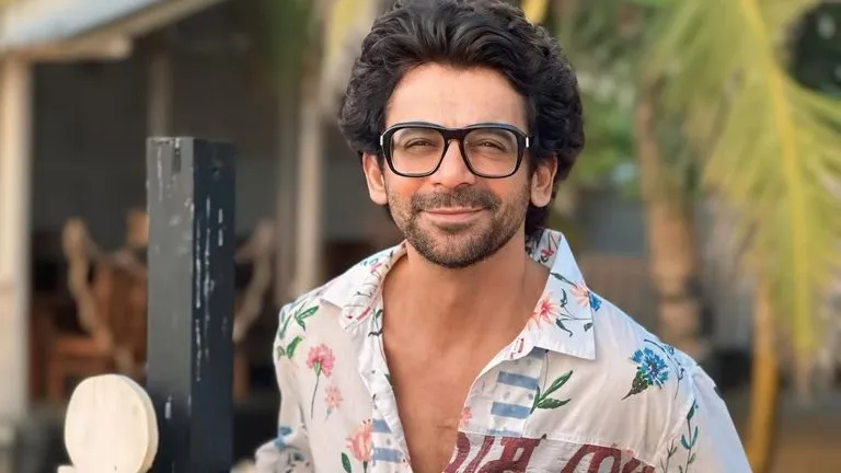 Sunil Grover Sleeping On Ganga Ghat Viral Clip: ग्लैमर की दुनिया से दूर ...